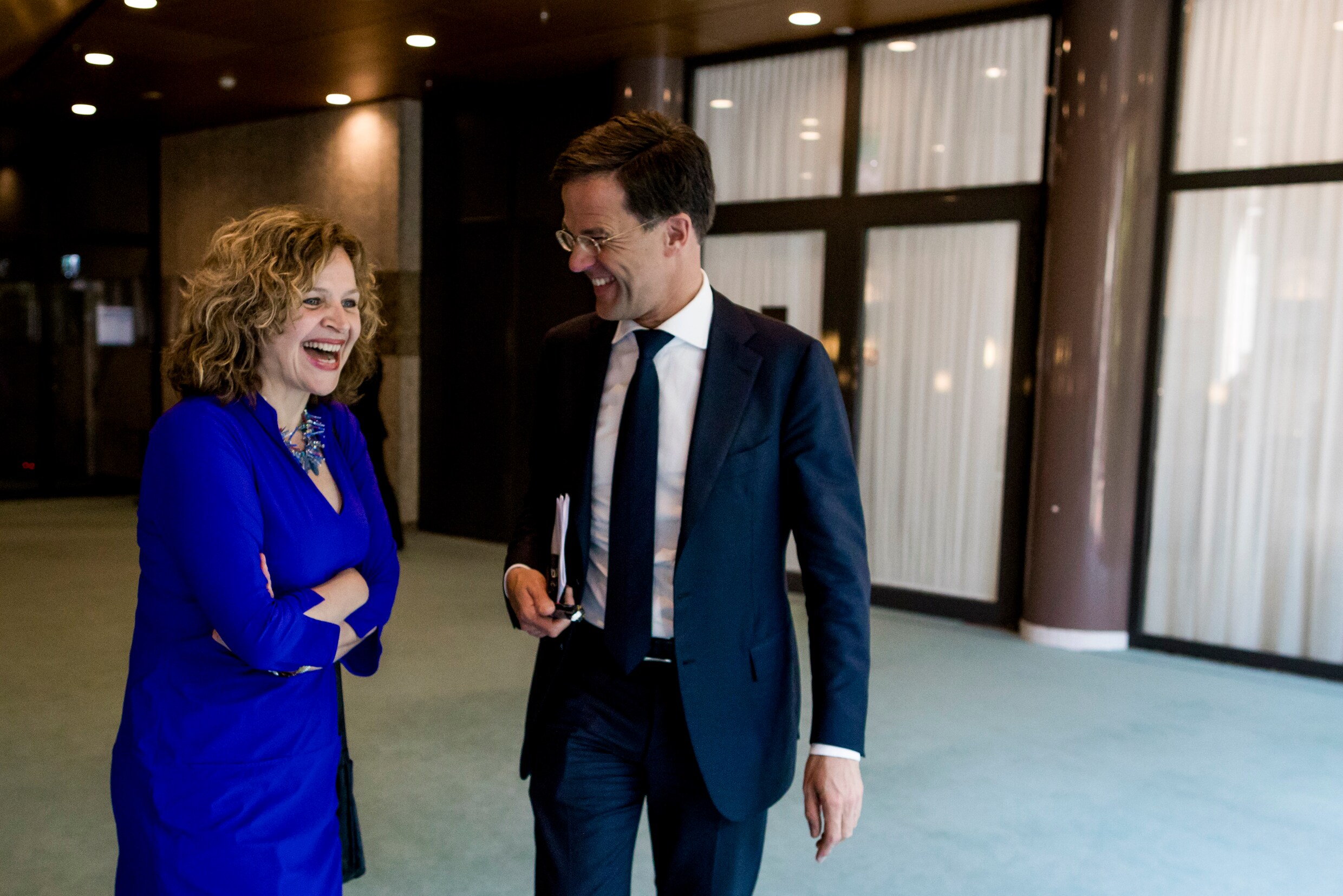 Geen linkse, maar een zwarte wolk hangt boven Rutte en Schippers | de ...
