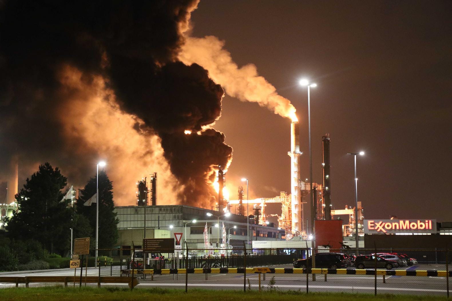 Opnieuw grote brand in de Botlek, nu in oude fabriek van ExxonMobil ...
