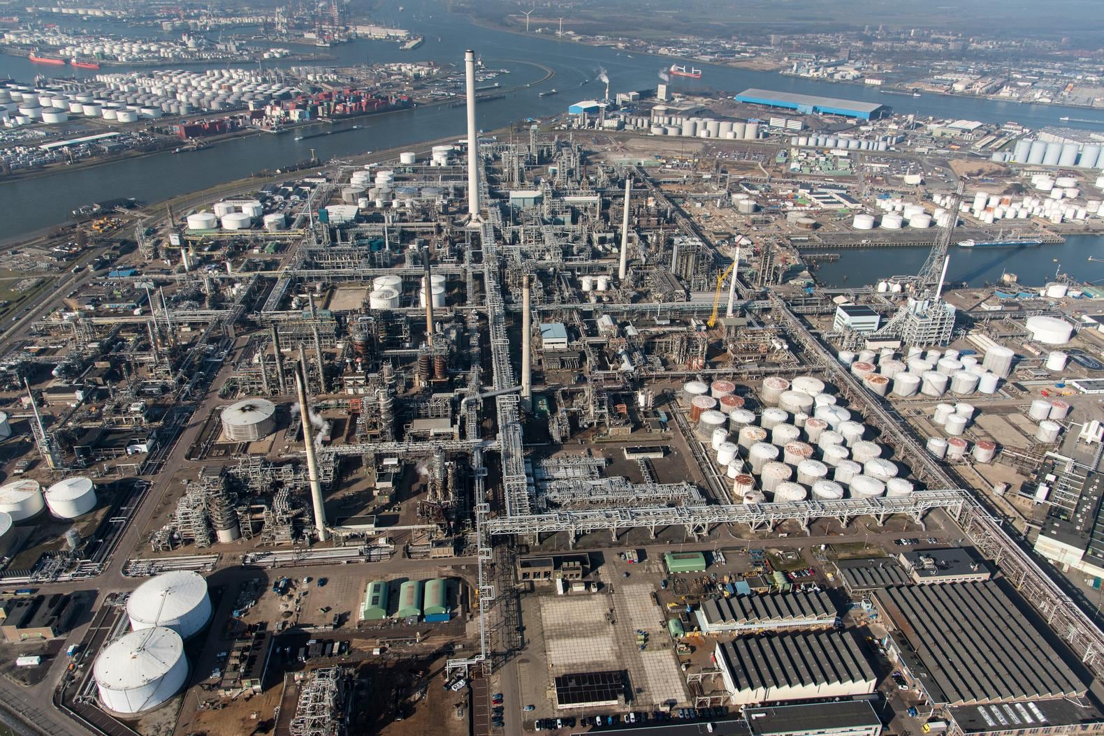 Voor de tweede keer in een maand brand in de Botlek, hoe veilig is de ...