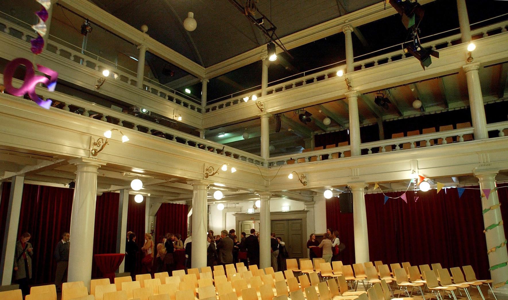 Ongemakkelijke interviews in de Rode Hoed, je zou bijna denken dat het ...