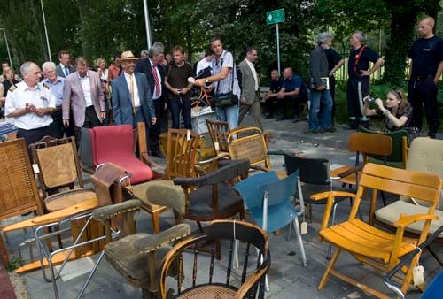 Stoelen en maquettes TU Delft gered | de Volkskrant