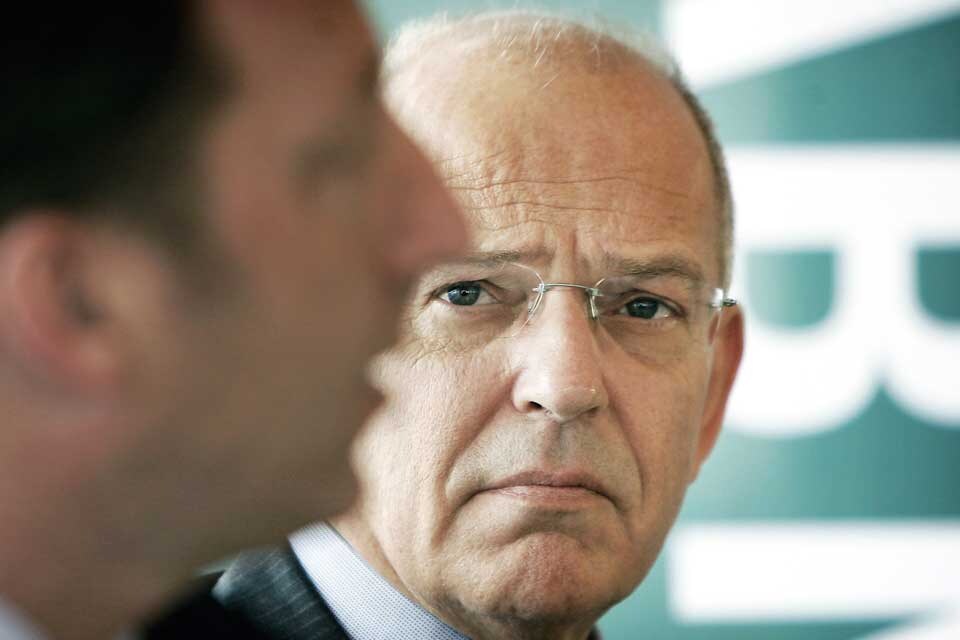 Zalm presenteert zijn nieuwe bank | de Volkskrant