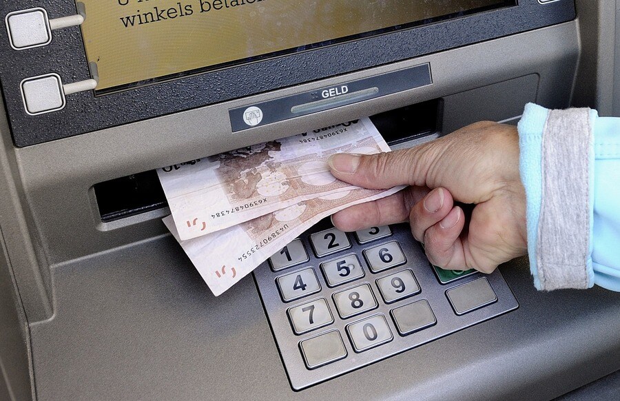 Aantal geldautomaten in kleine dorpen daalt drastisch | de Volkskrant