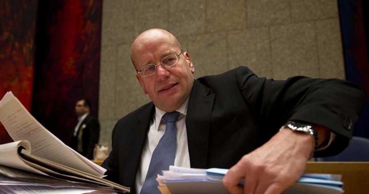 Teeven blijft, ook zonder het volle vertrouwen | de Volkskrant