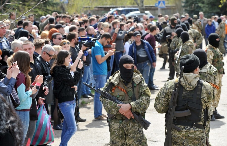 Teruglezen - Pro-Russische troepen veroveren Oekraïense legerwagens ...