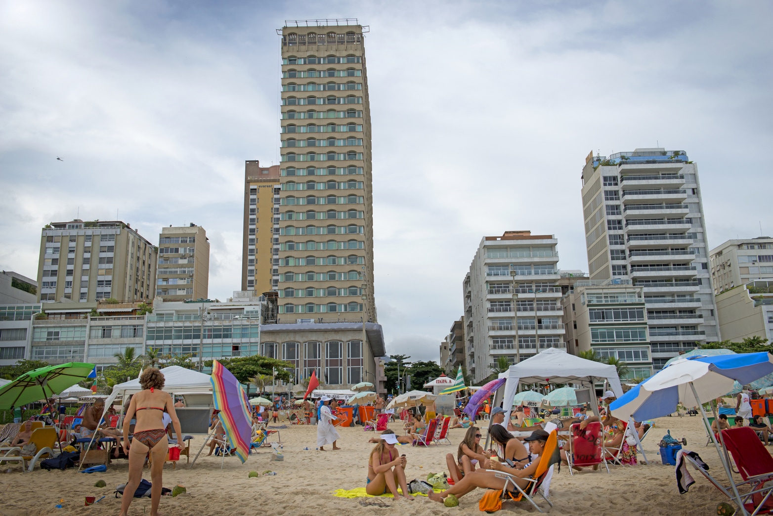Waarom Oranje vandaag het Caesar Park Hotel verlaat | de Volkskrant