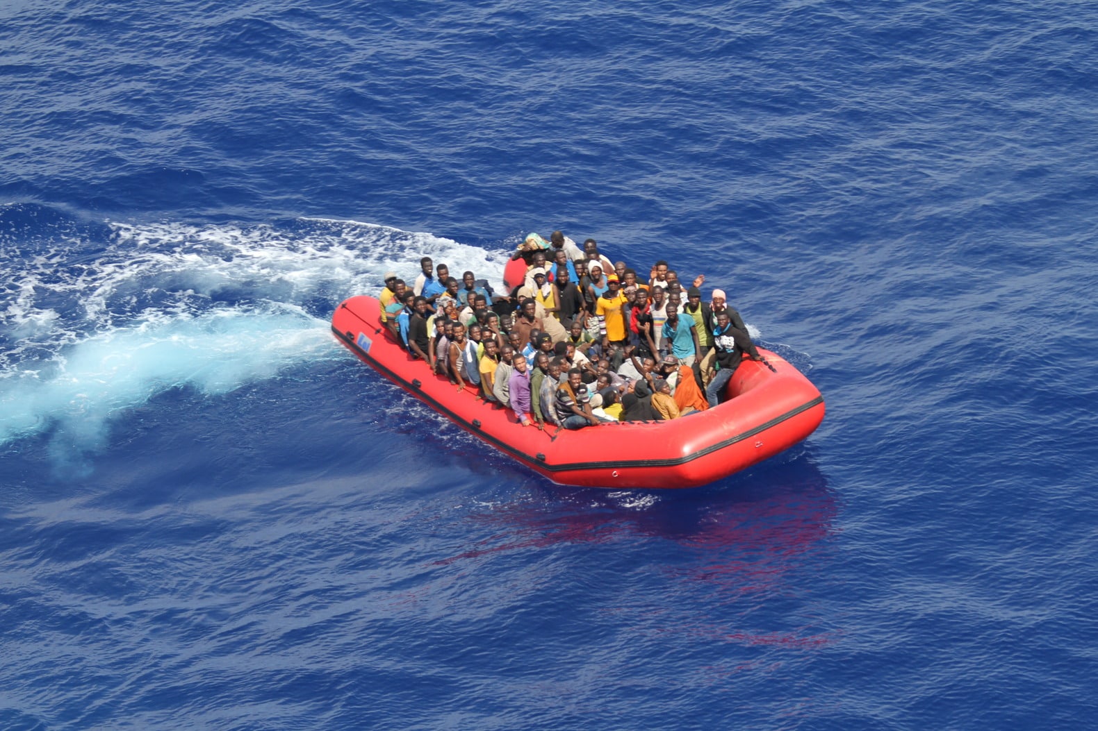 Met de kustwacht bootvluchtelingen zoeken boven de Middellandse Zee ...
