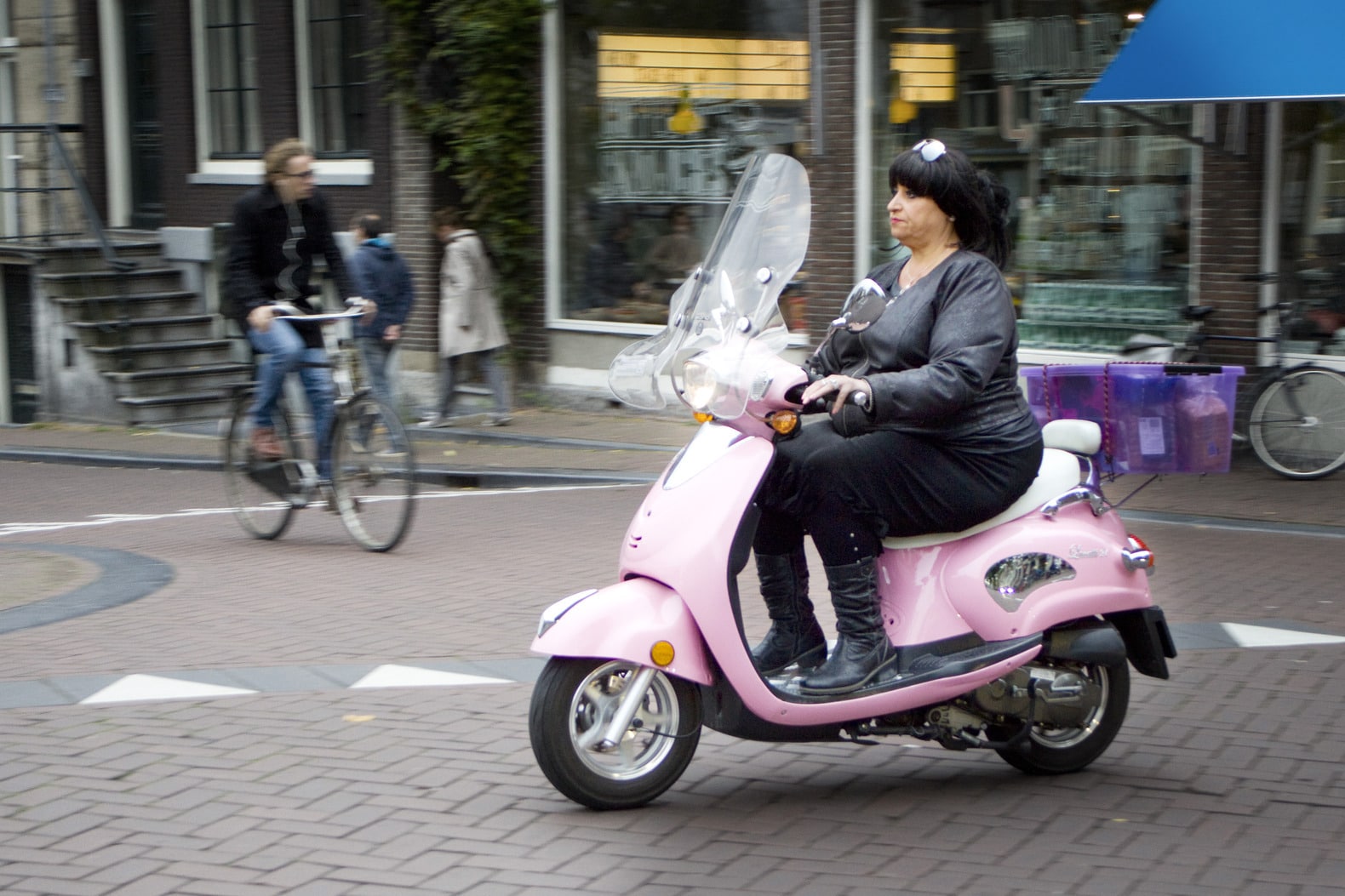 Mag Amsterdam de 30 duizend snorscooters de rijbaan op jagen? | de ...
