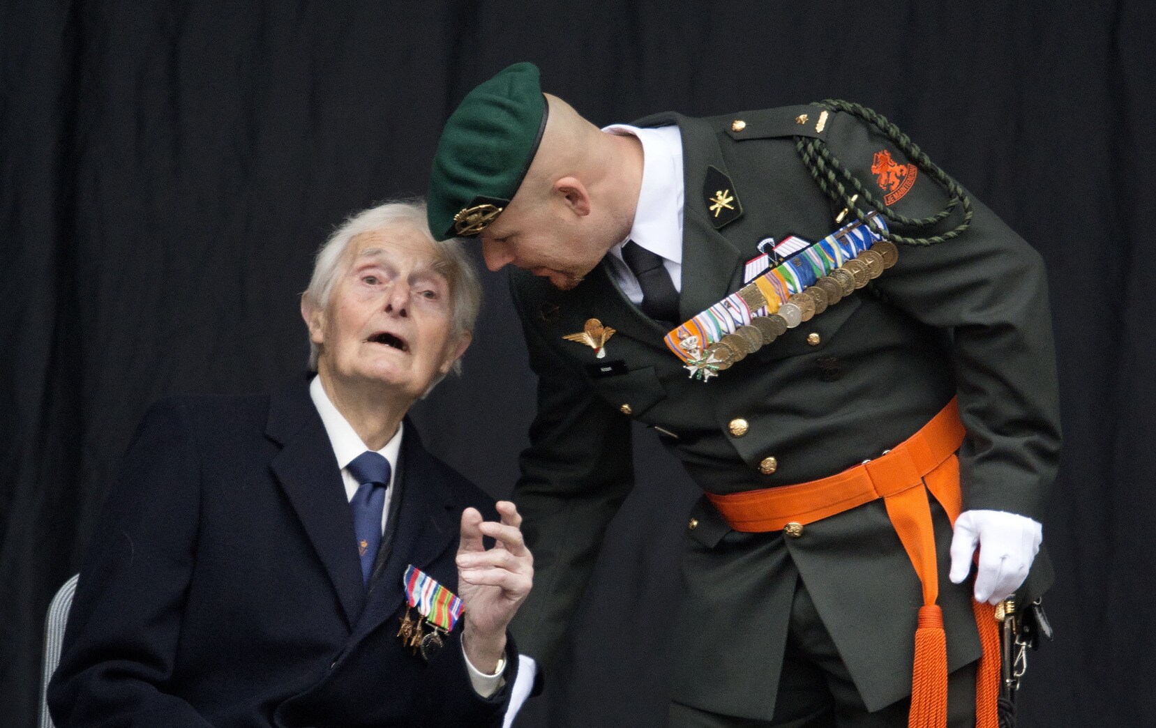 'Koning Willem-Alexander had wel erg veel medailles opgespeld' | de ...