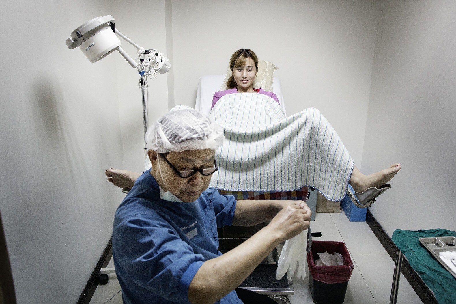 Dr. Preecha: de vaginakoning | de Volkskrant