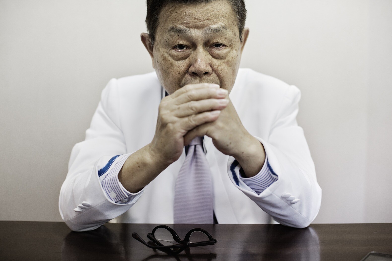 Dr. Preecha: de vaginakoning | de Volkskrant