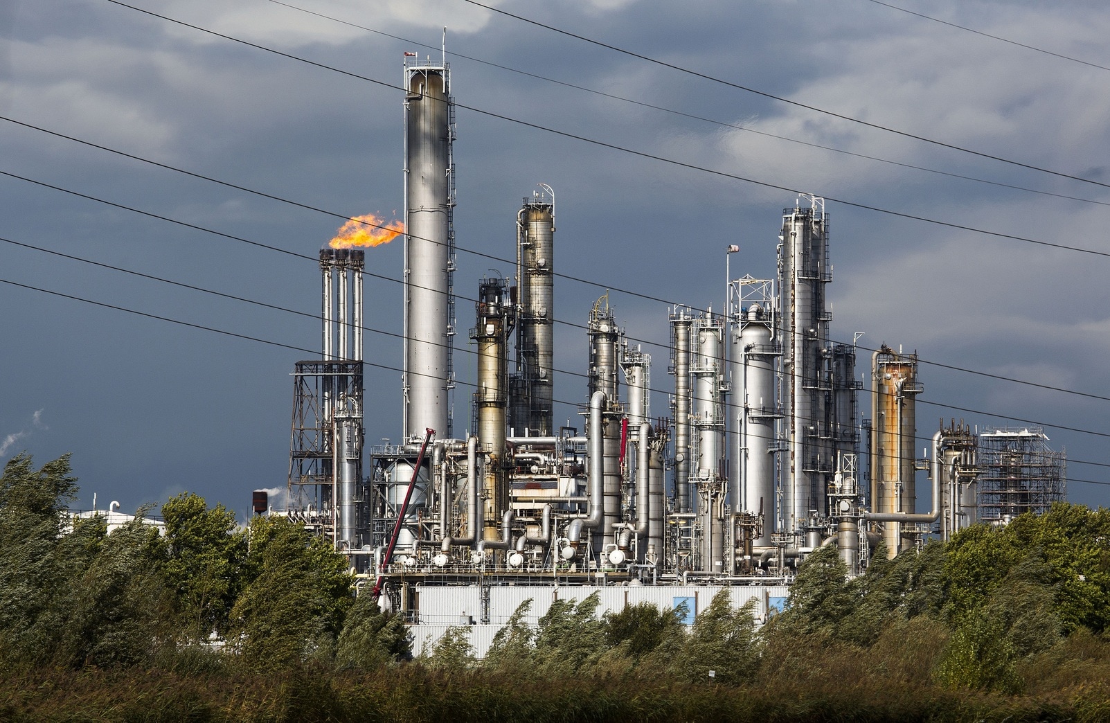 Aardolie omzetten in benzine steeds lastiger | de Volkskrant