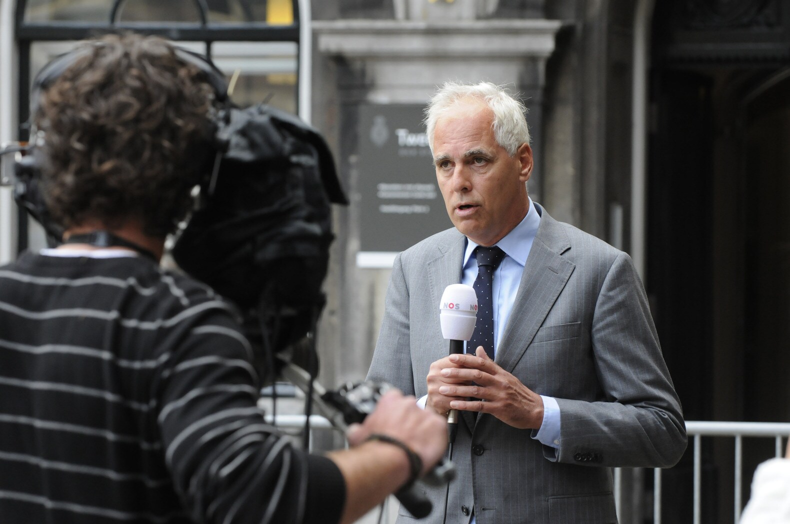 Kabinetscrisis over uitgeproduceerde verslaggevers | de Volkskrant