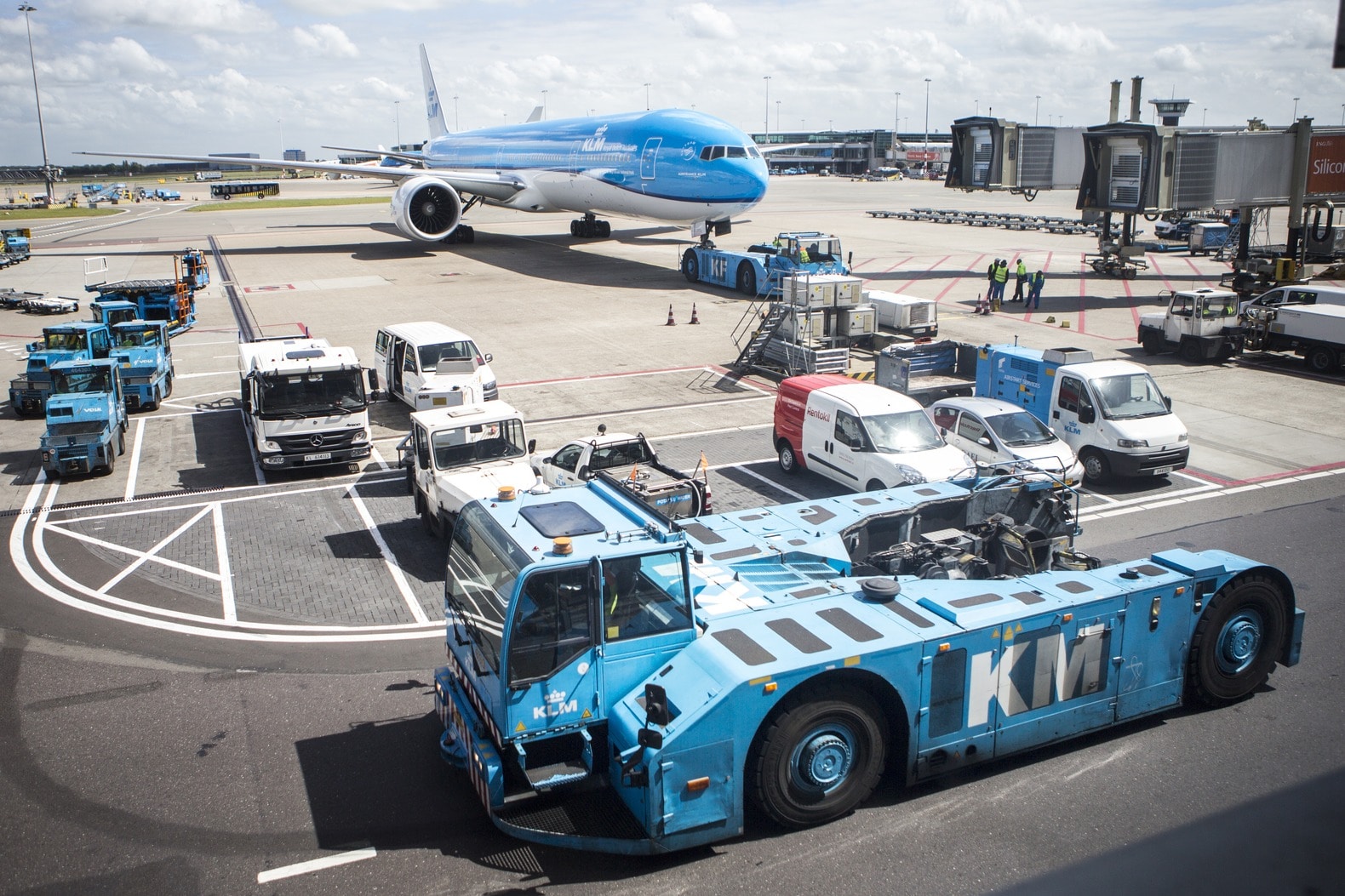 Wel of niet ingrijpen bij KLM en Schiphol? | de Volkskrant