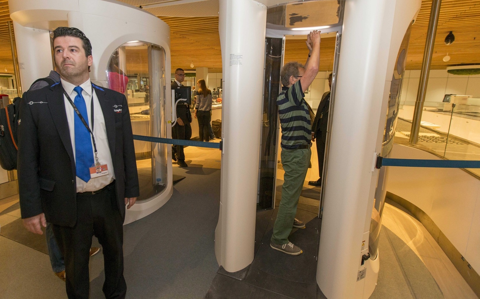 Lange wachtrijen Schiphol gevolg van te weinig personeel | de Volkskrant