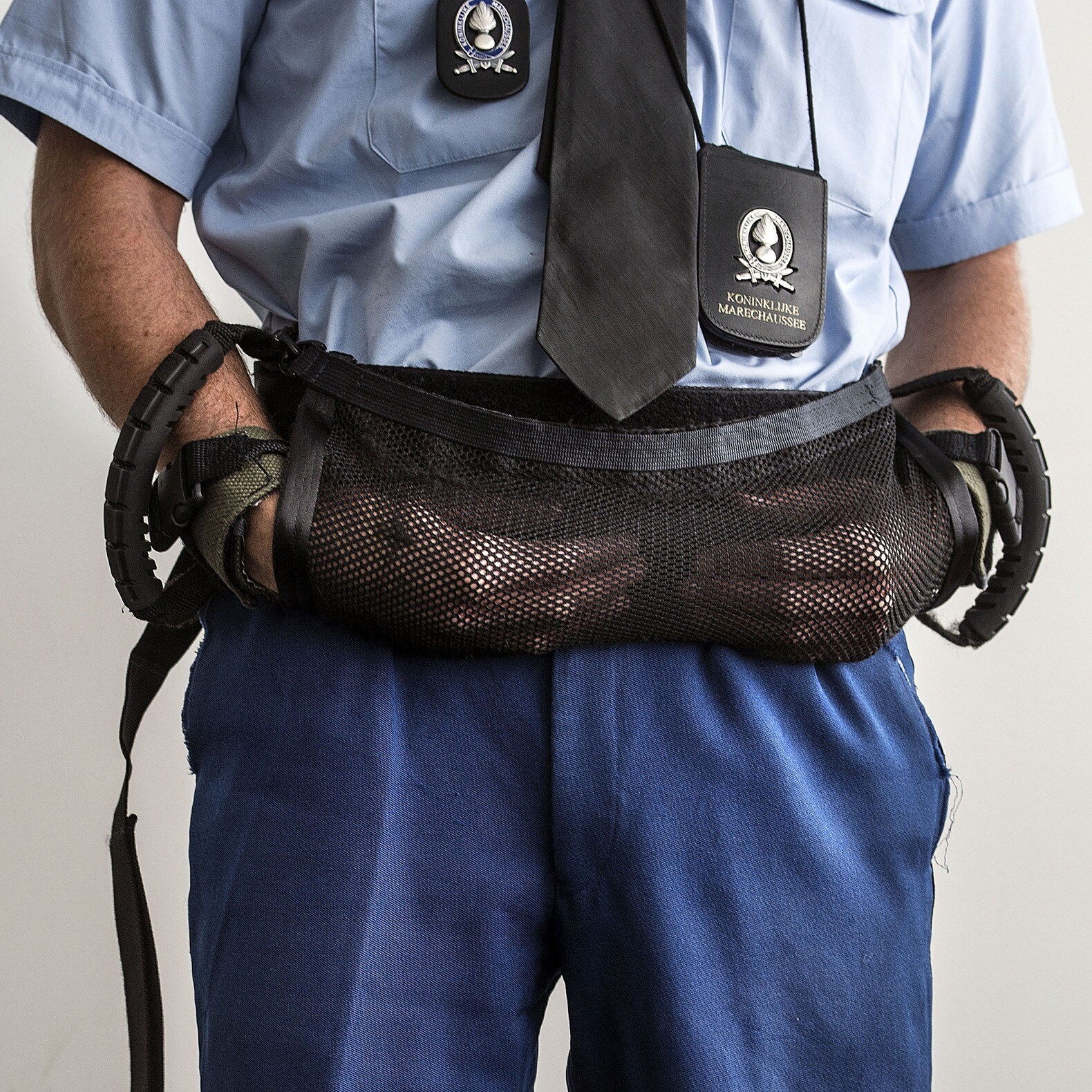 De bodycuff zit - klik - nu vast | de Volkskrant