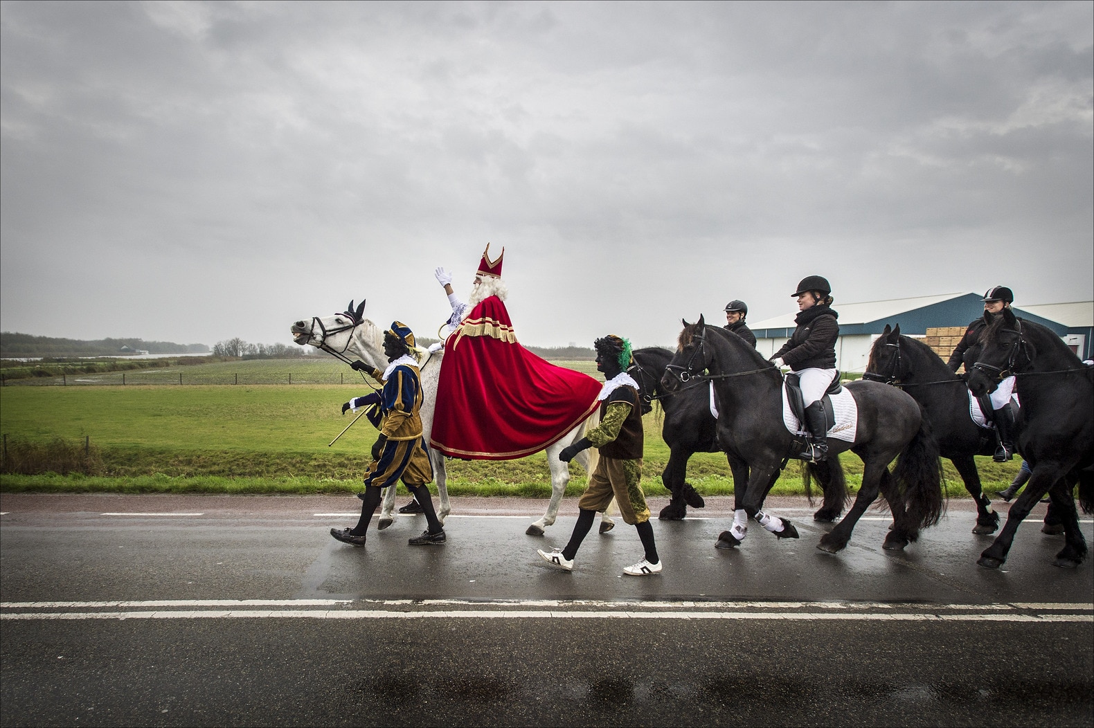 Waarom Sinterklaas van zijn paard moet vallen | de Volkskrant