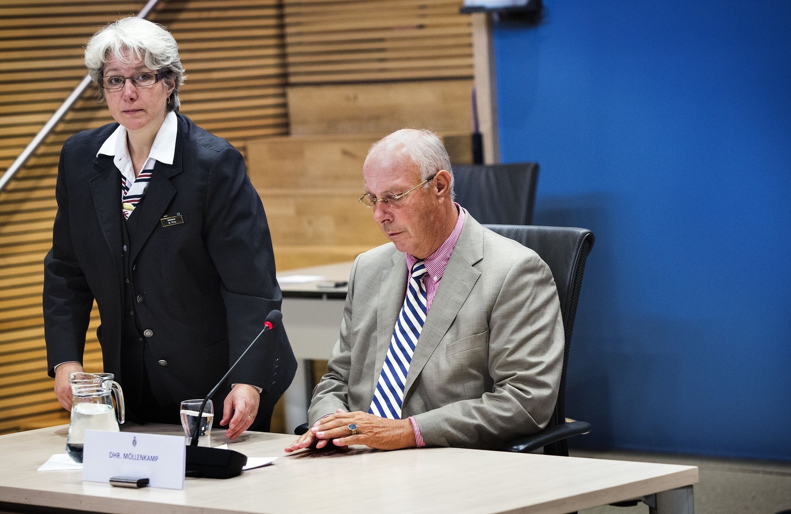 Mercedessen, een zwembad, en voor tonnen 'renteloze leningen' | de ...