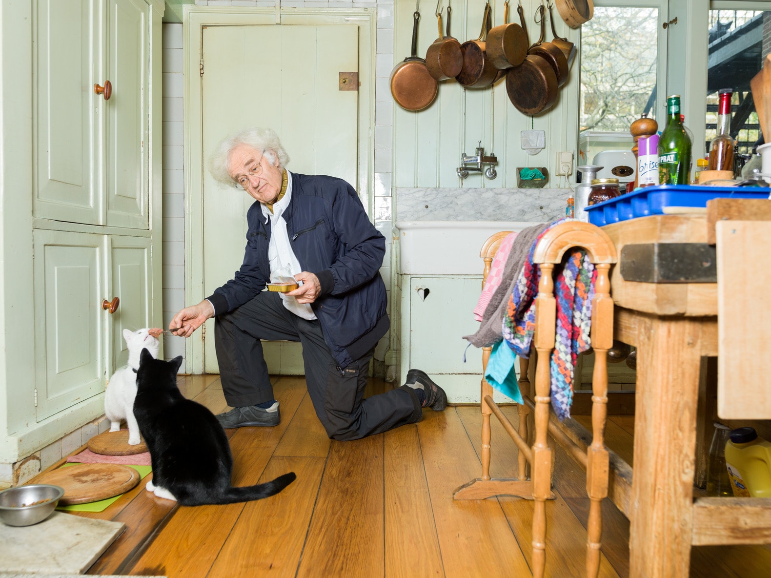 Bob Meijer viert feest in zijn kattenmuseum | de Volkskrant