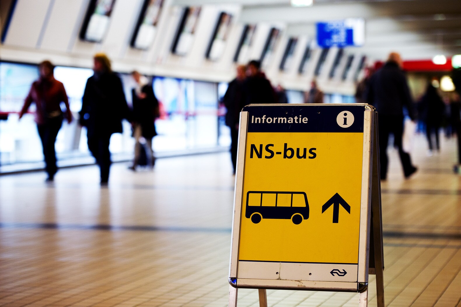 Permanente bussen en andere NS-maatregelen tegen drukte | de Volkskrant