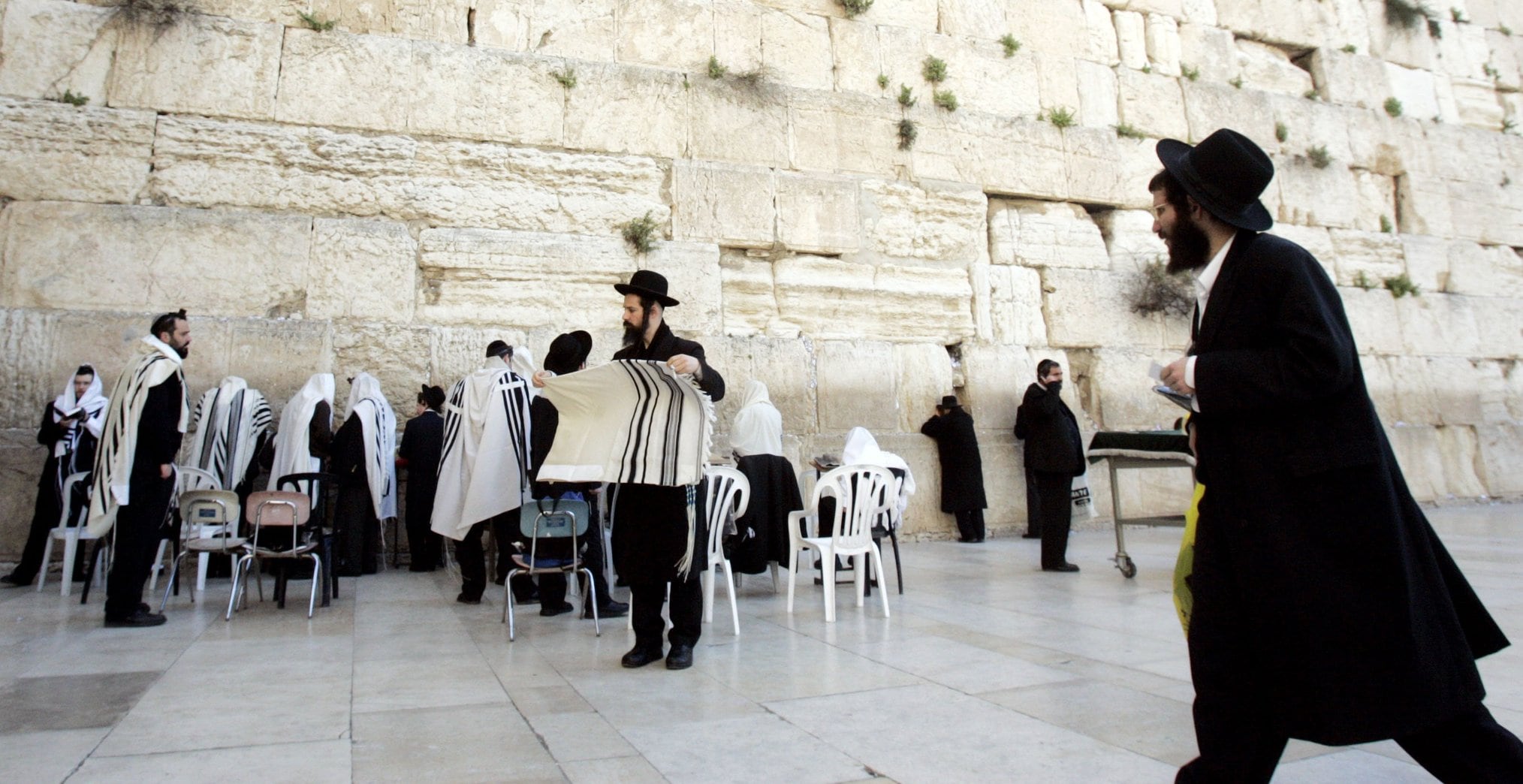 Mannen en vrouwen mogen samen bidden bij apart deel van Klaagmuur | de ...