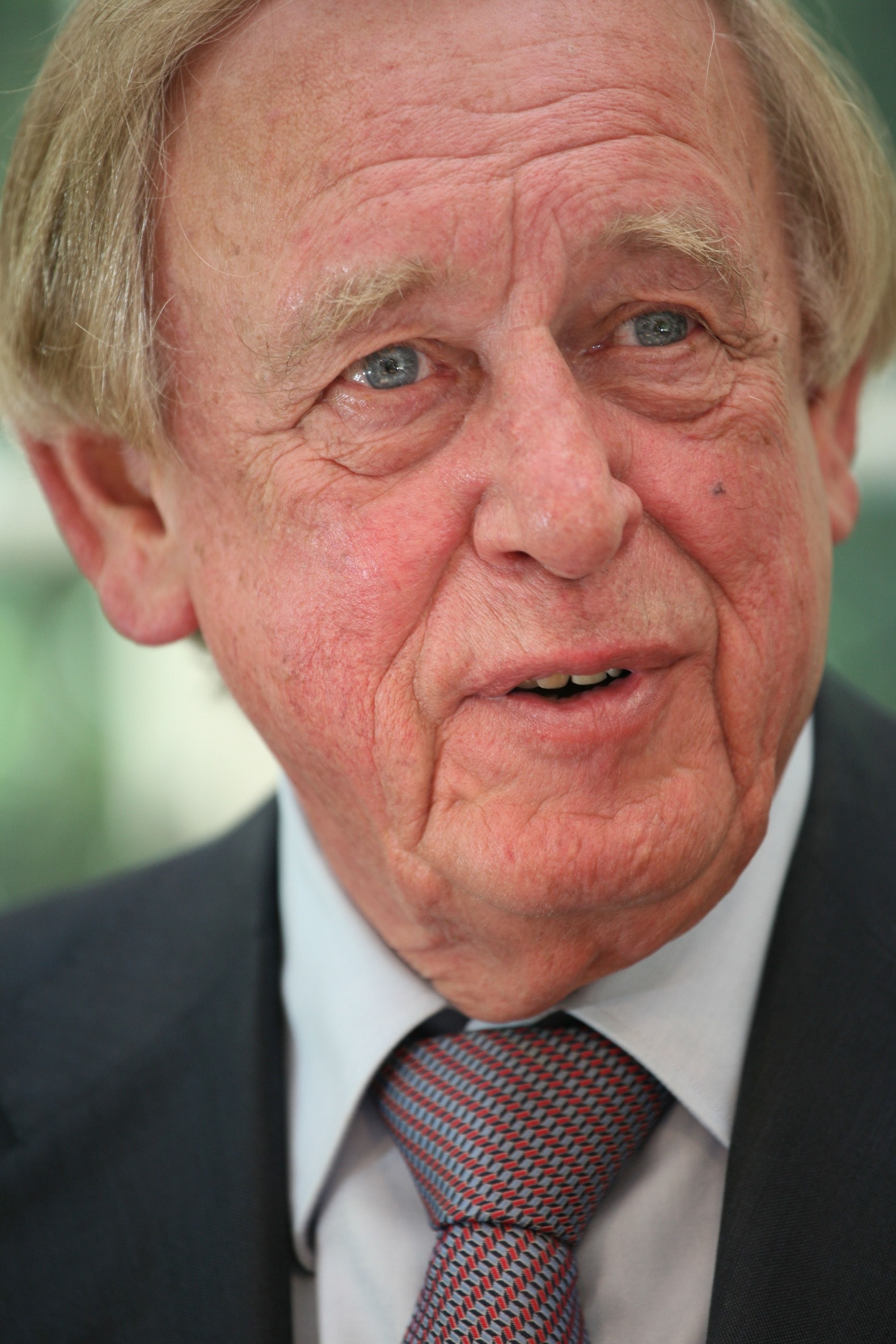 Goededoelenfonds miljardair wil economie met liefde verbinden | de ...