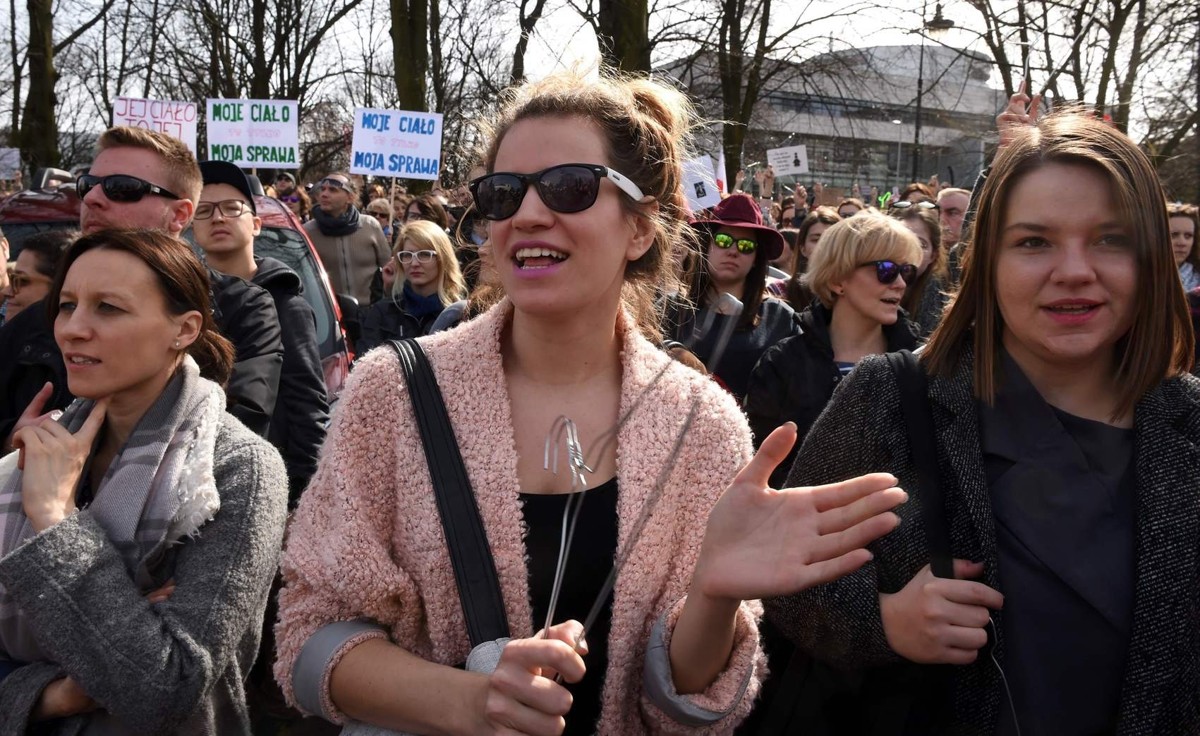 Poolse vrouwen laten premier voortaan alles over ongesteldheid weten ...