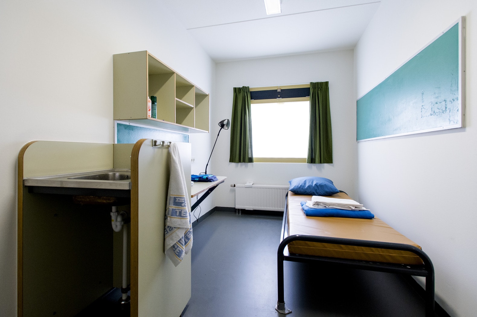 Karadzic klaagt over 'negentiende eeuwse' Scheveningse cel | de Volkskrant