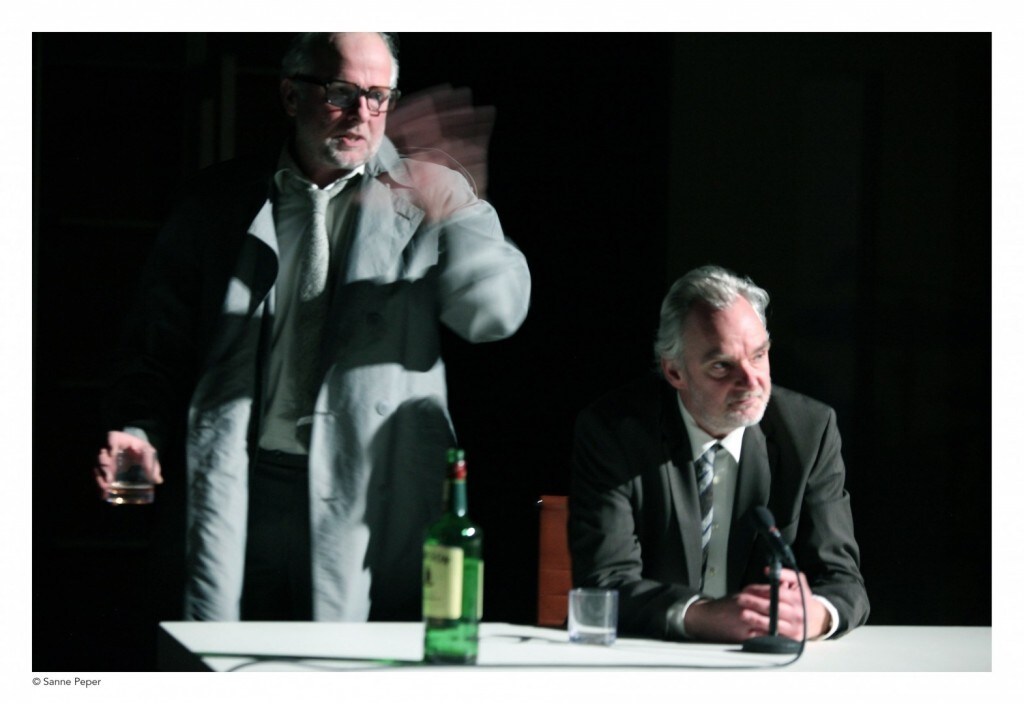 De Zender is een sterk geacteerde, grimmige satire | de Volkskrant