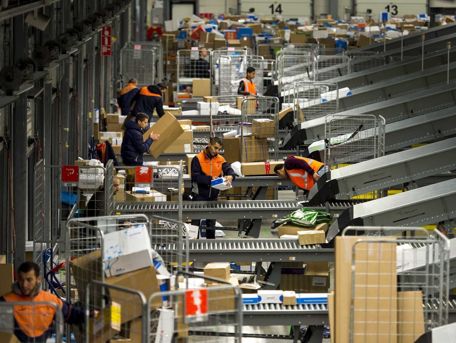 Alle nieuwe pakketbezorgers PostNL krijgen vast contract | de Volkskrant Alle nieuwe pakketbezorgers PostNL krijgen vast contract | de Volkskrant