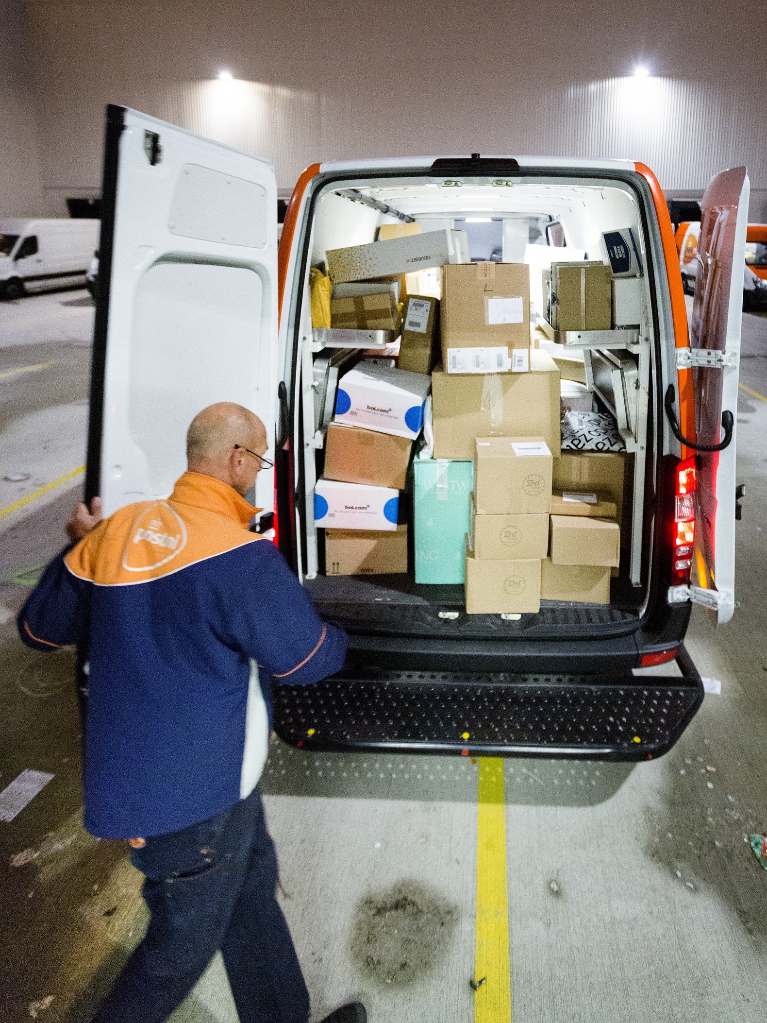 Alle nieuwe pakketbezorgers PostNL krijgen vast contract | de Volkskrant Alle nieuwe pakketbezorgers PostNL krijgen vast contract | de Volkskrant