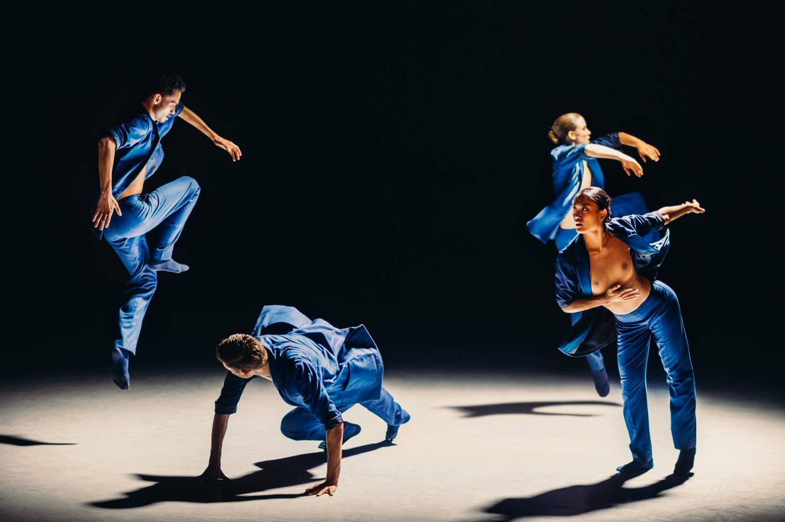 Topgroep Nederlands Dans Theater schittert in speelse en strenge ...