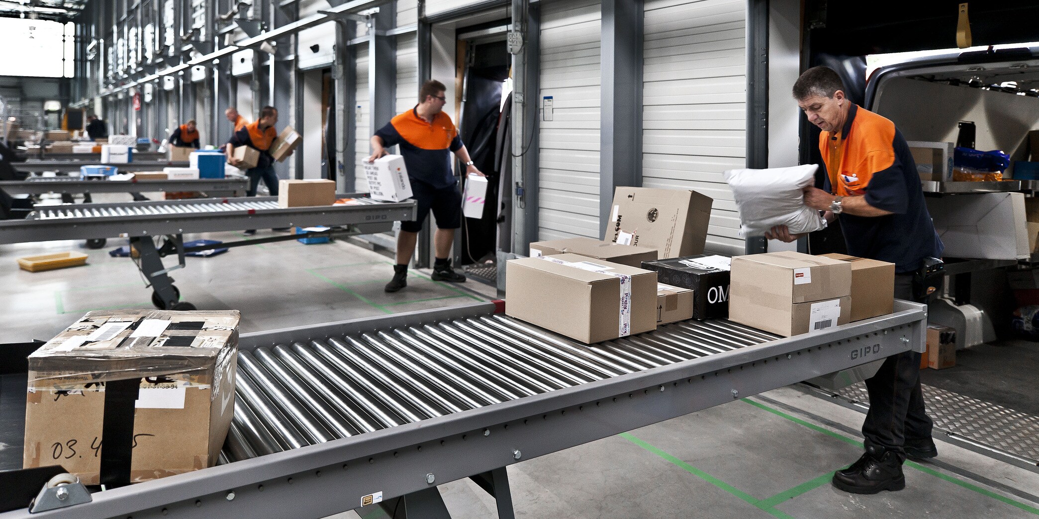 Webwinkelen en duurdere postzegels 'redden' PostNL | de Volkskrant