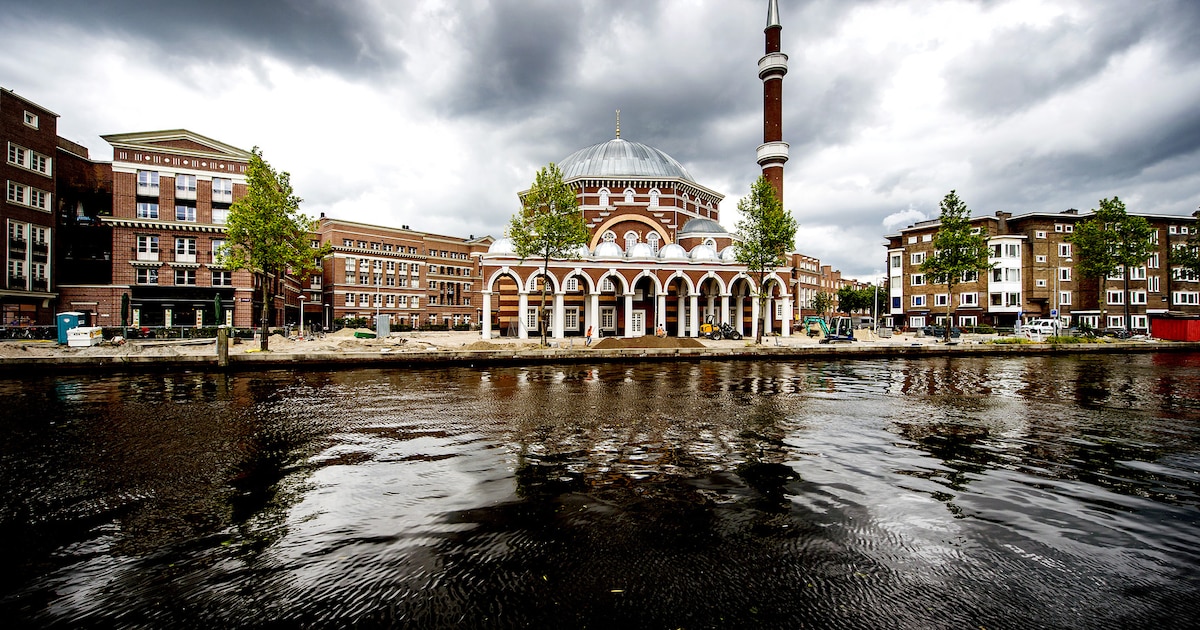 De Amsterdamse moskee is 'sehr hübsch' | de Volkskrant