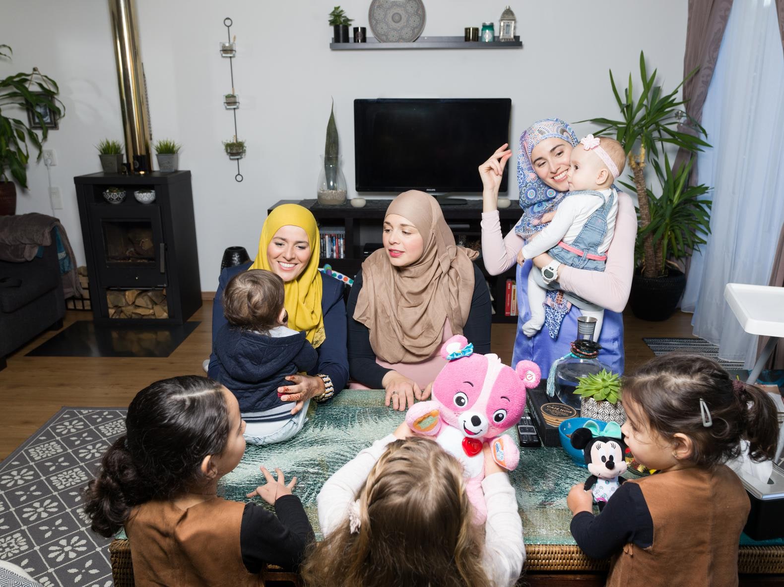 Meiden van halal zijn terug als milde moeders | de Volkskrant