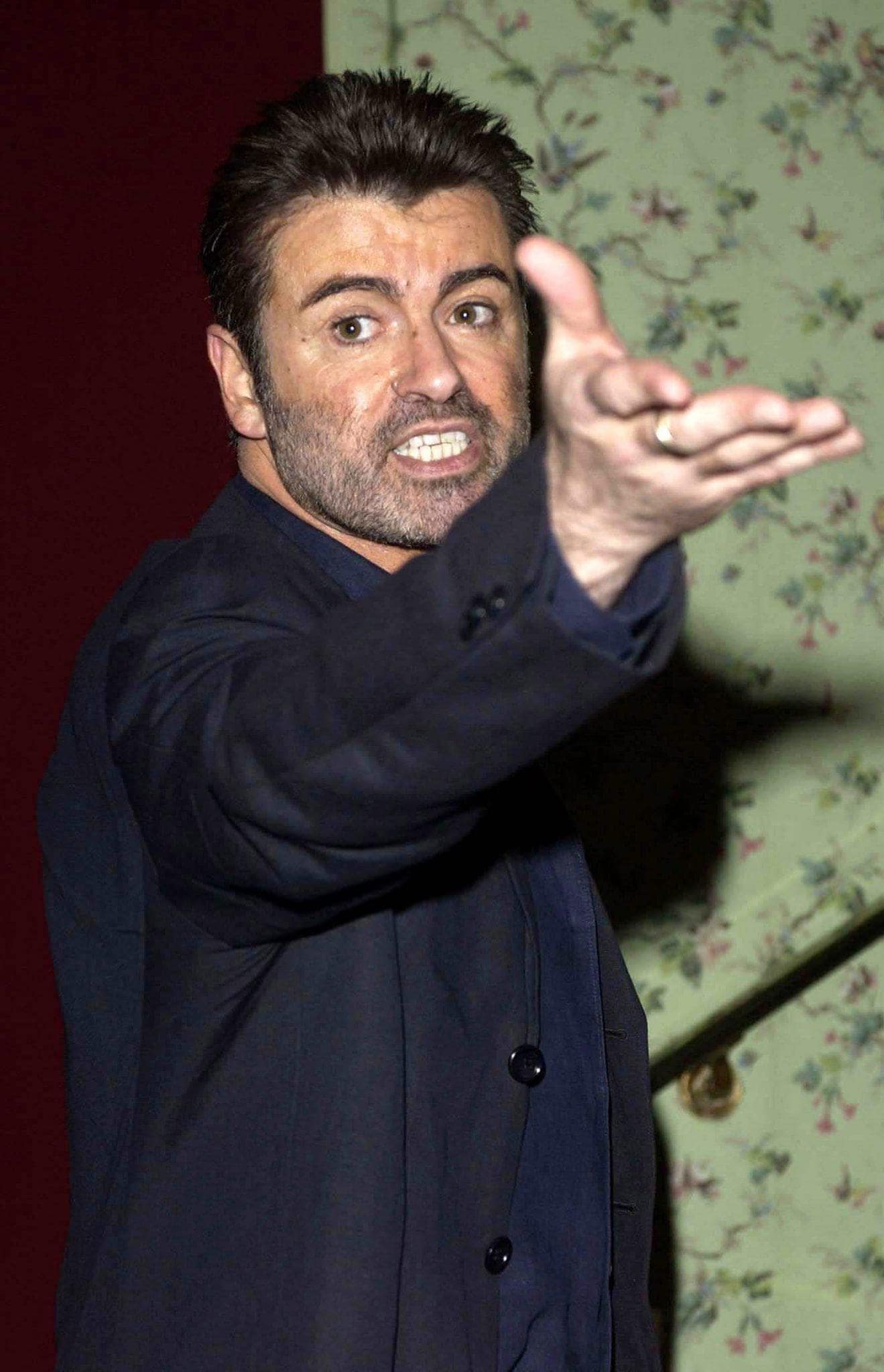 Zanger George Michael (53) overleden en orkaan raast over Filipijnen ...