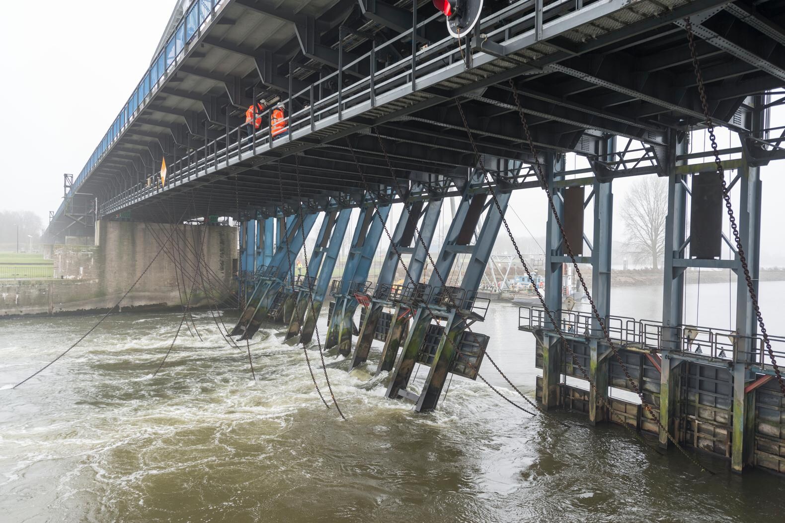 Nog geen scheepsverkeer mogelijk door grote schade aan stuw in Maas ...