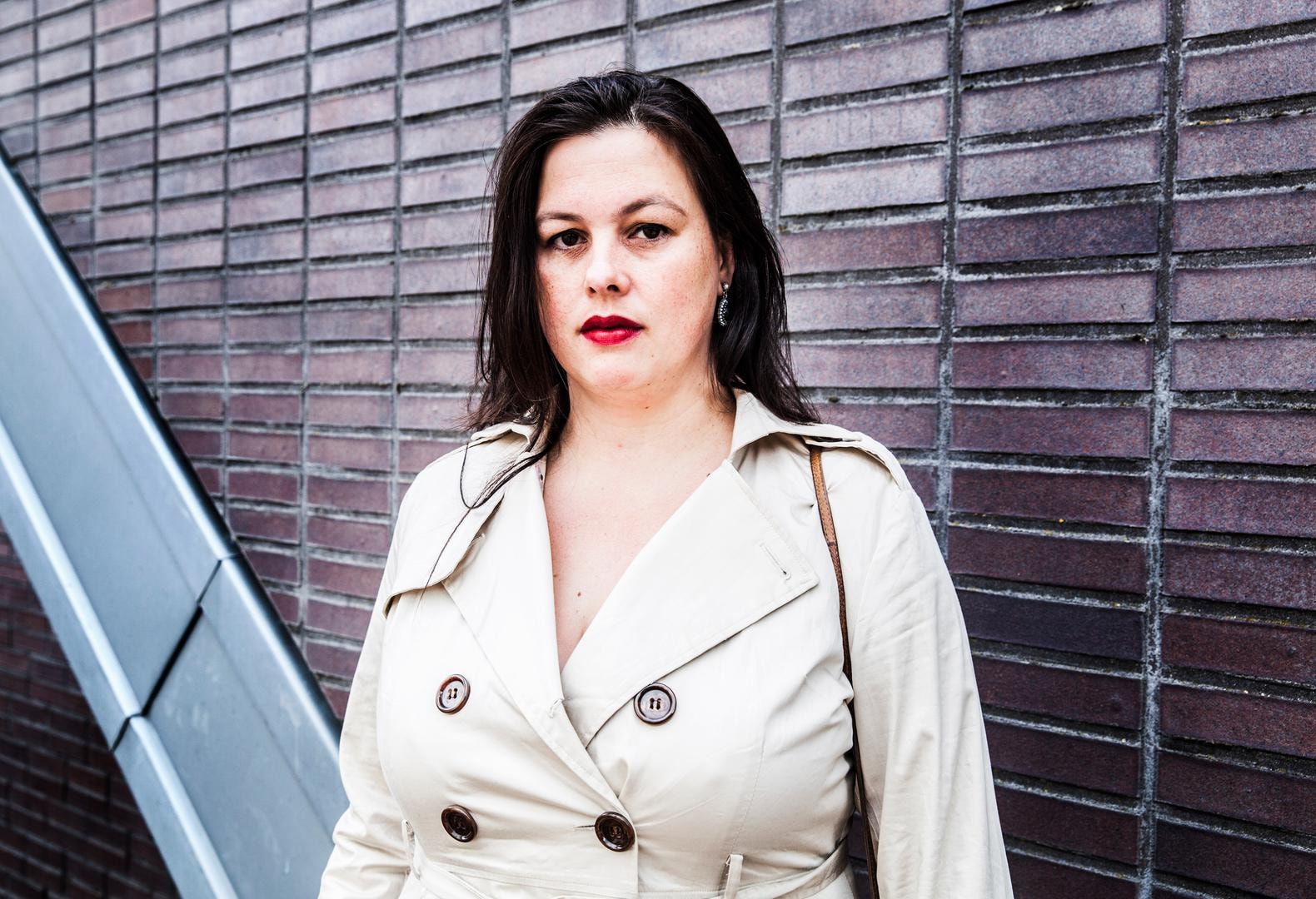 Boze Witte Vrouw mengt zich nu ook in de strijd: 'De bom moet barsten ...