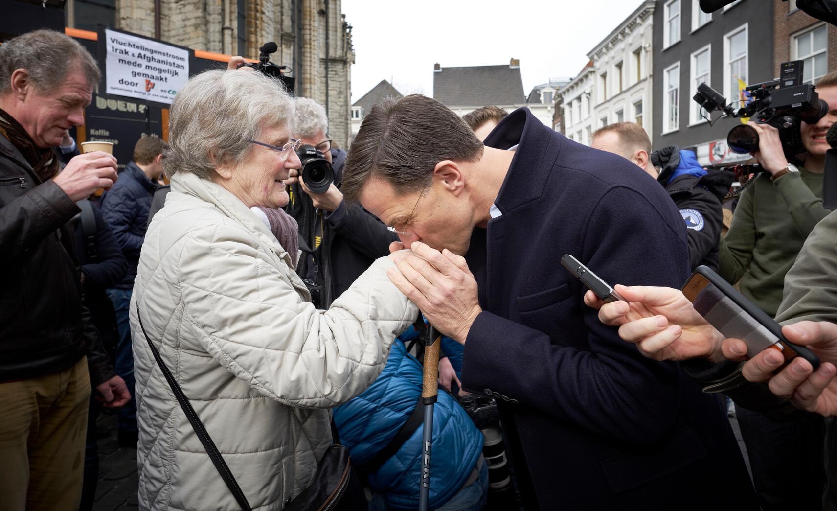 Zijn onze verkiezingen wel rolstoel- en vrouwvriendelijk? | de Volkskrant
