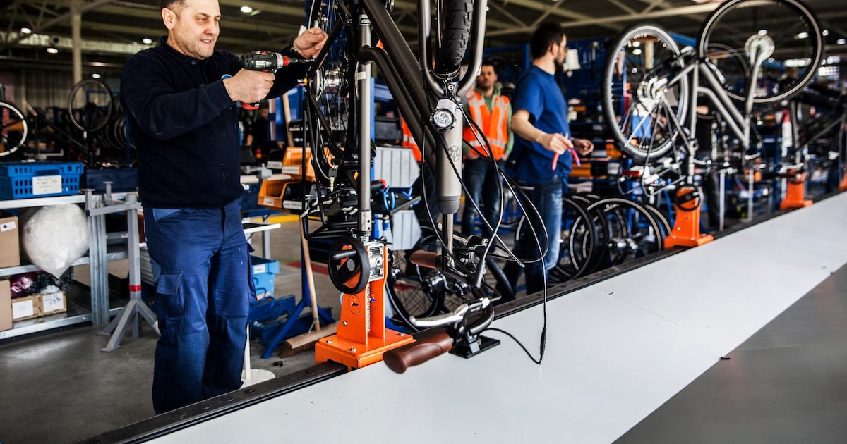 De koerier komt straks op de elektrische fiets | de Volkskrant