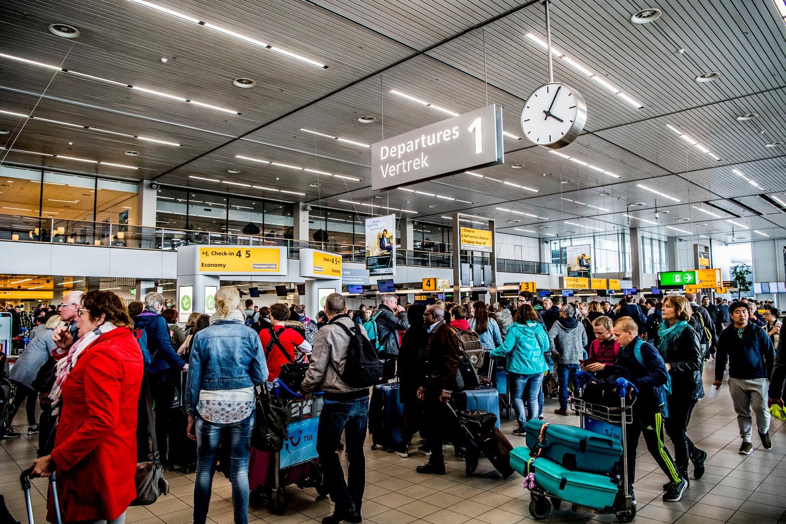Reizigers dienen claim in tegen Schiphol, maken zij een kans? | de ...
