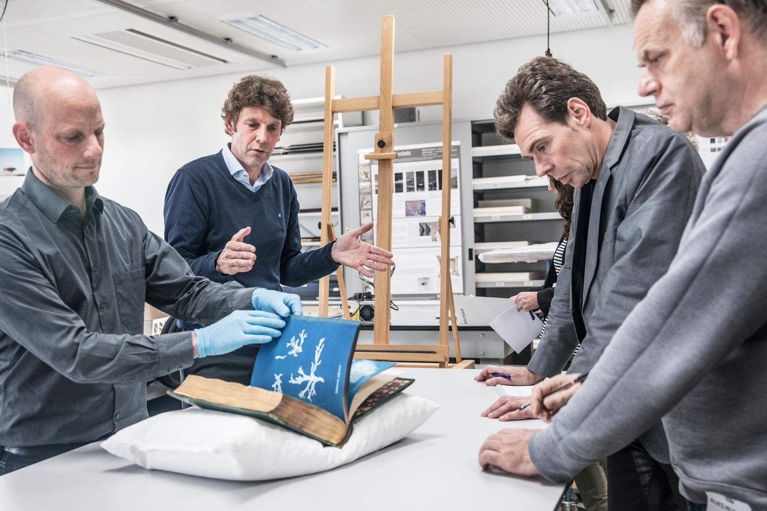 Heeft het Rijksmuseum het eerste fotoboek gekocht? | de Volkskrant