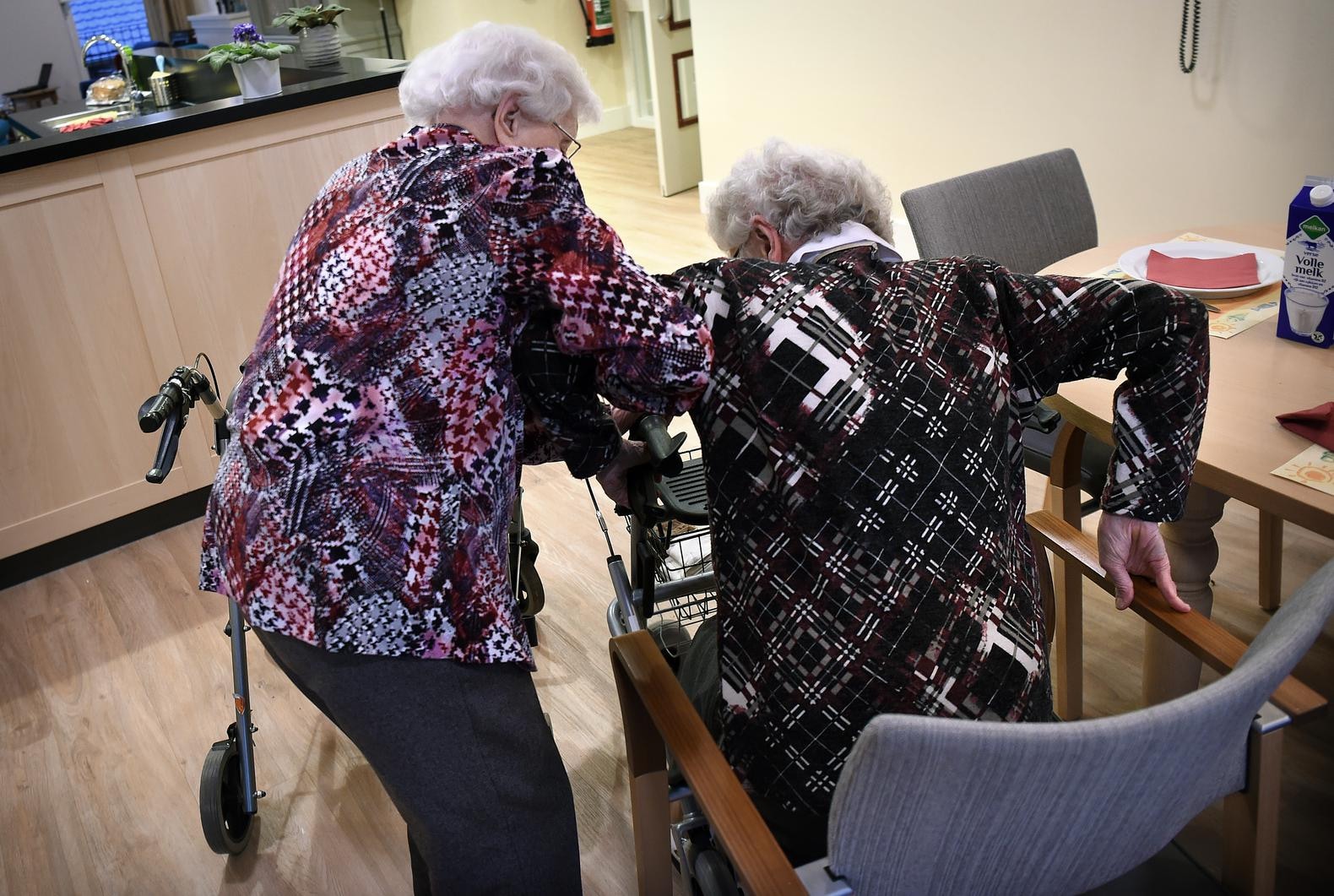 Topbestuurders ouderenzorg strijken 68 miljoen op, 'extra wrang' door ...