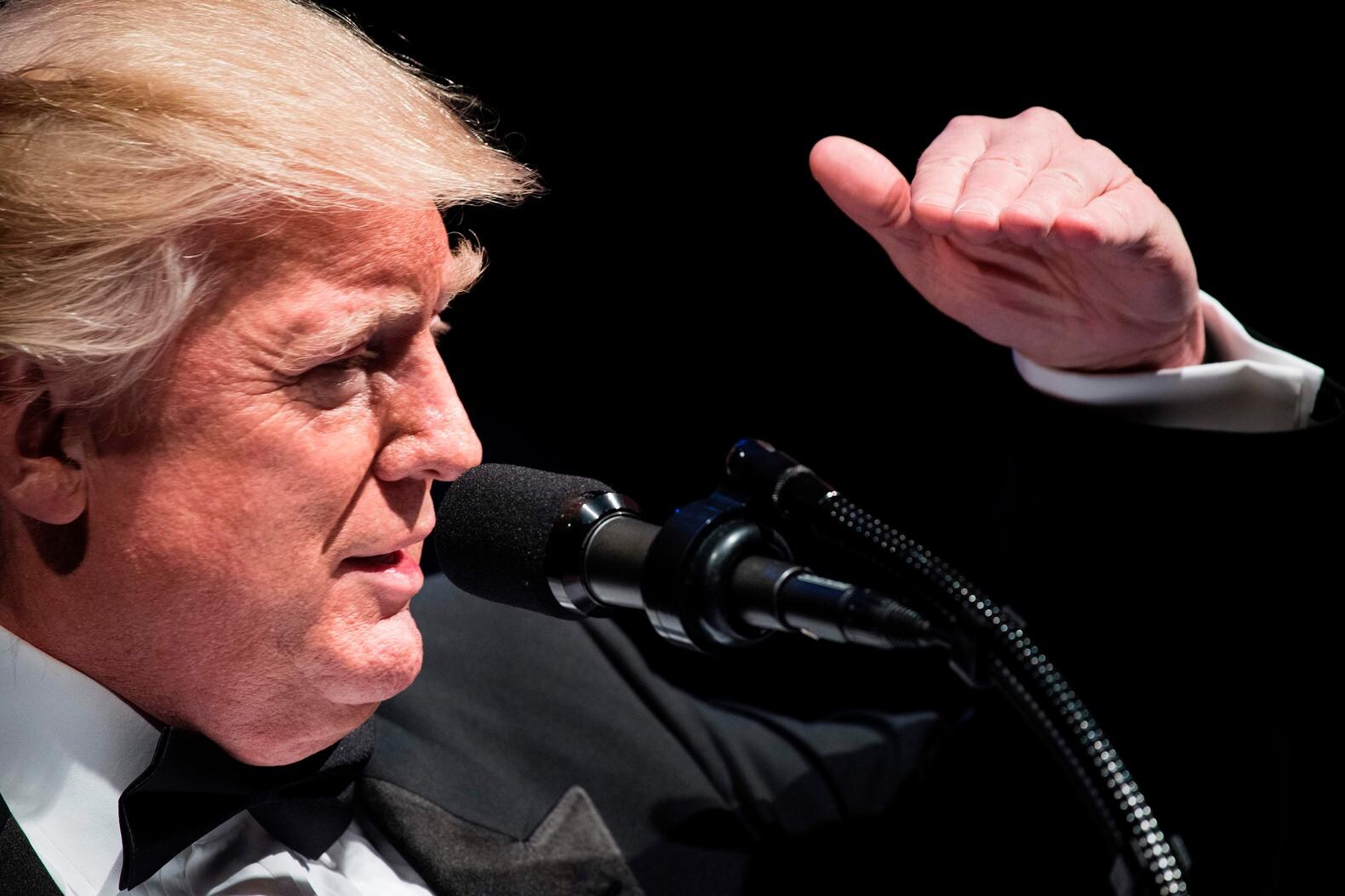 Trump bezweert dat niemand hem ooit van zijn getwitter zal afhouden ...