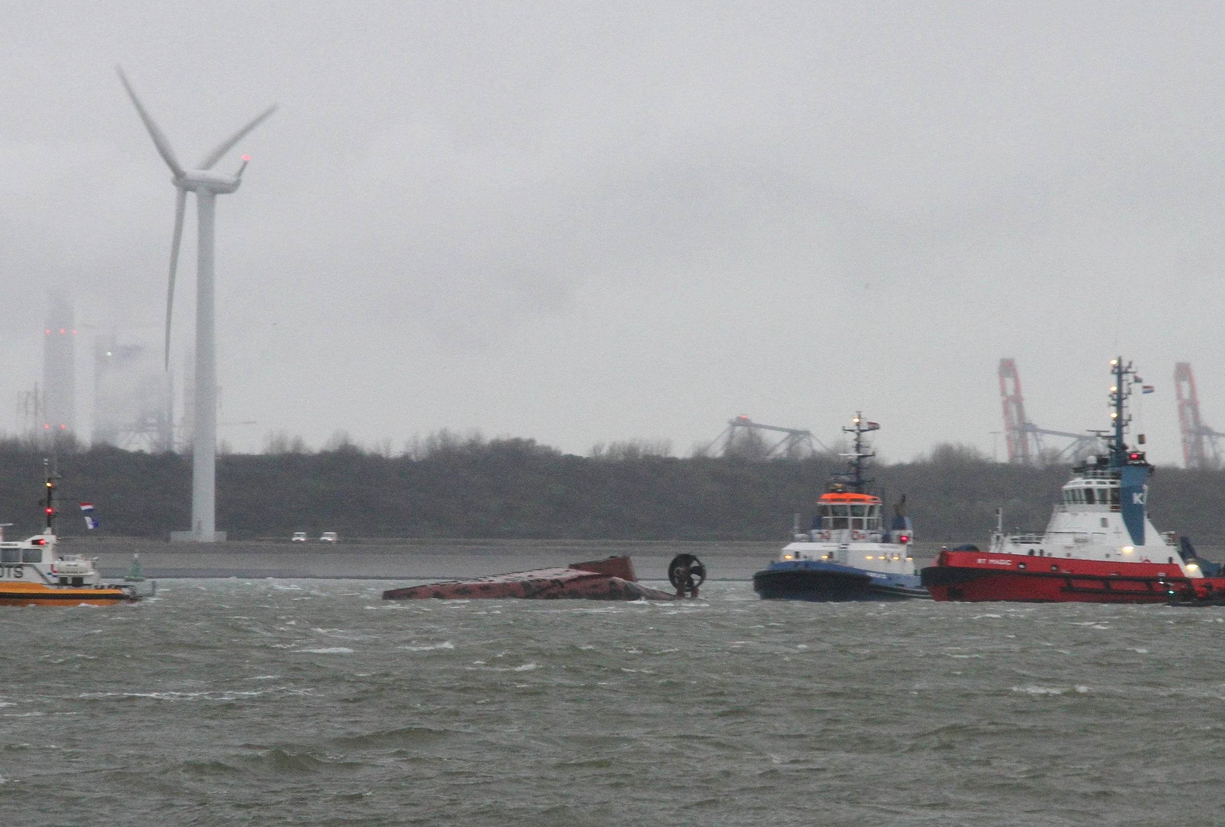 Omgeslagen sleepboot naar andere locatie | de Volkskrant