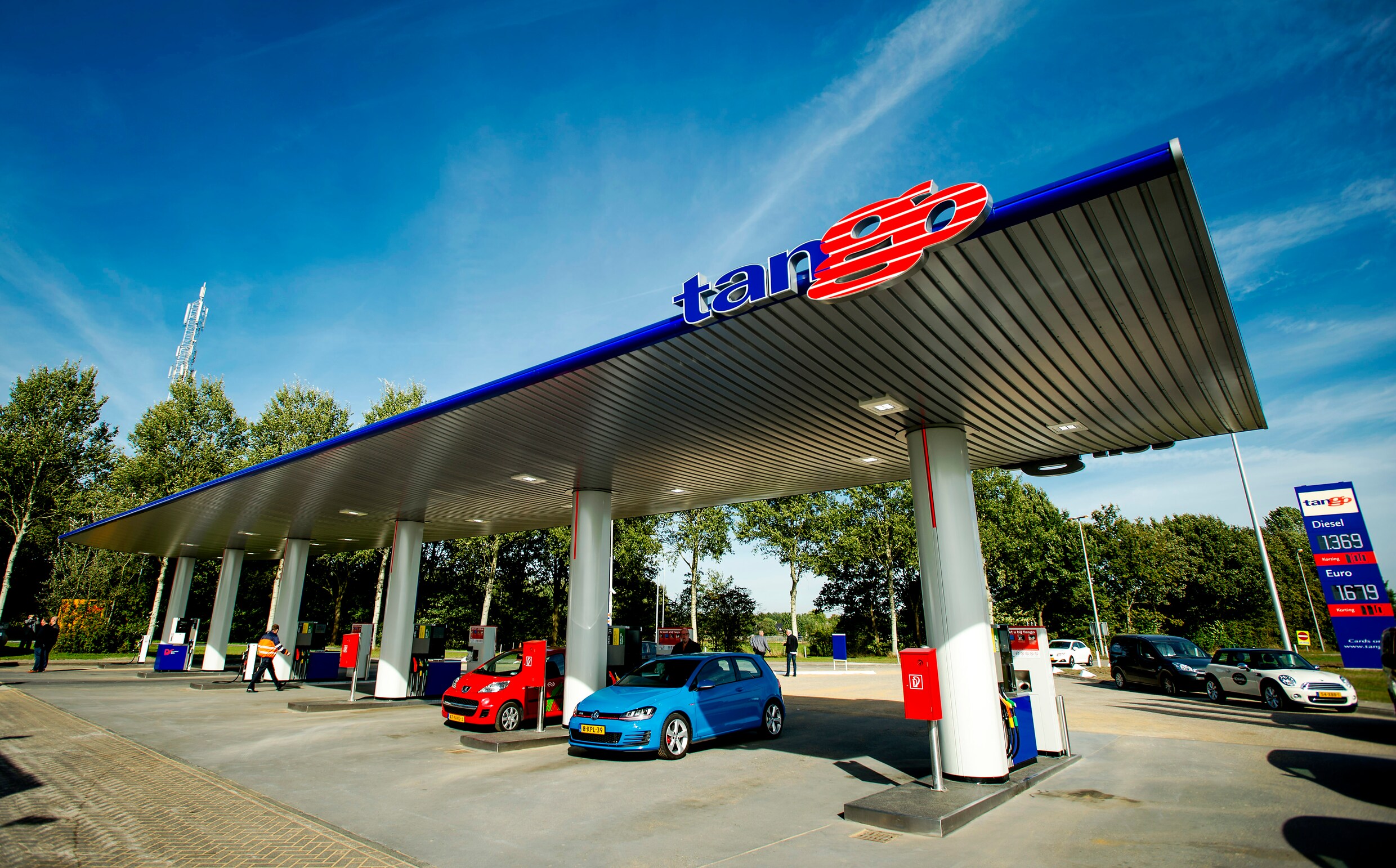 Benzine was de afgelopen vijf jaar nog nooit zo duur. Betalen we ...