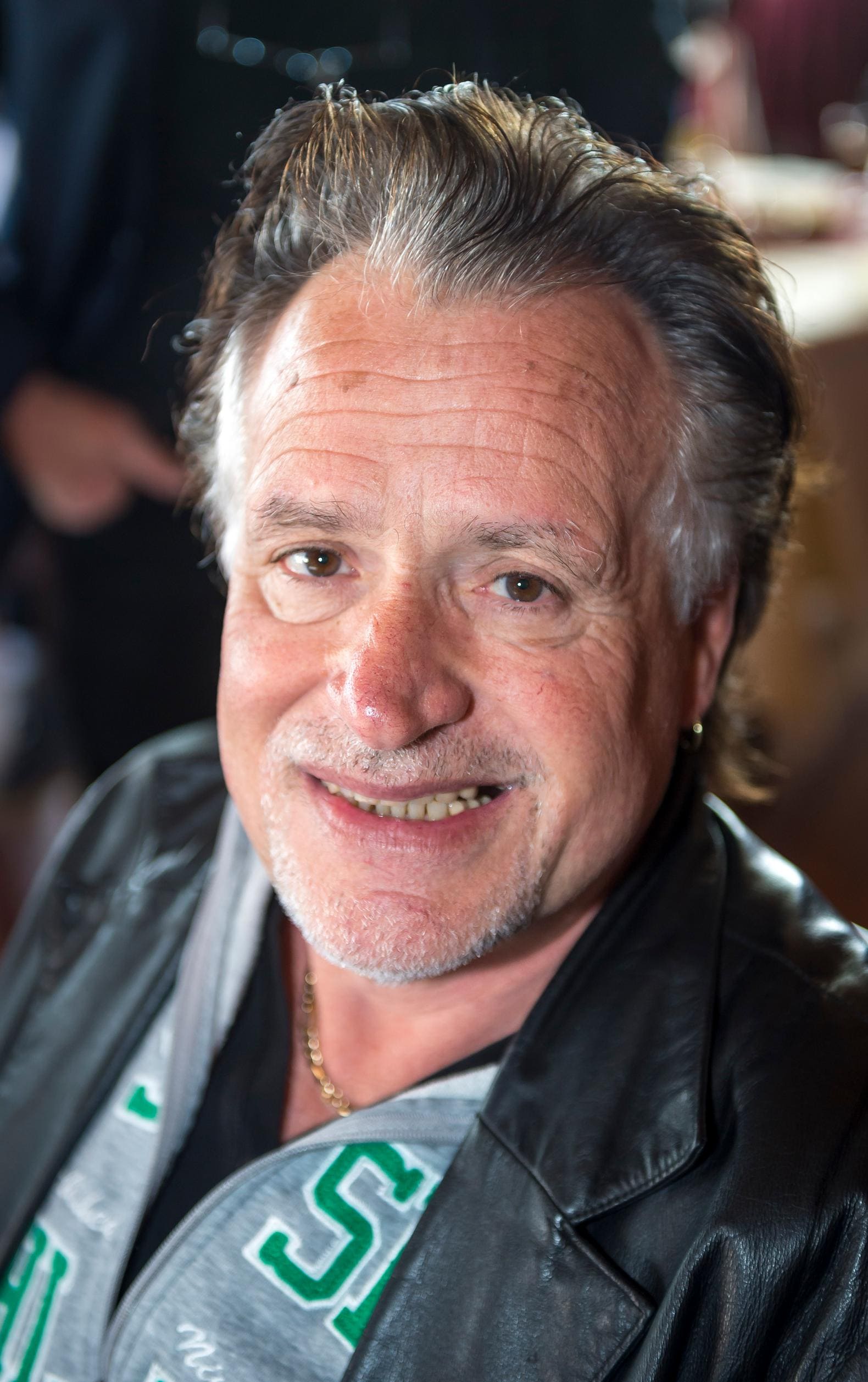 George Baker en zijn Lidl Brown Bag en de groupies die zichzelf ...