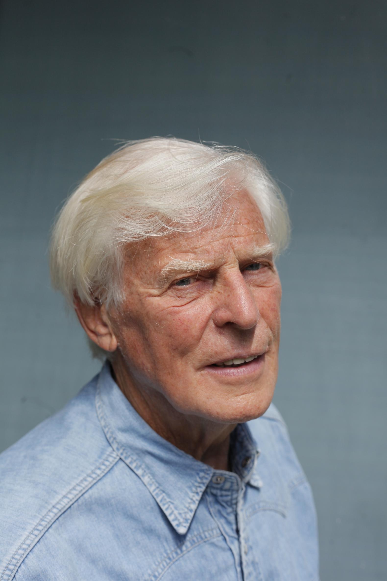 Vertaler Wim Hartog (1940-2025) maakte half Nederland verslaafd aan ...