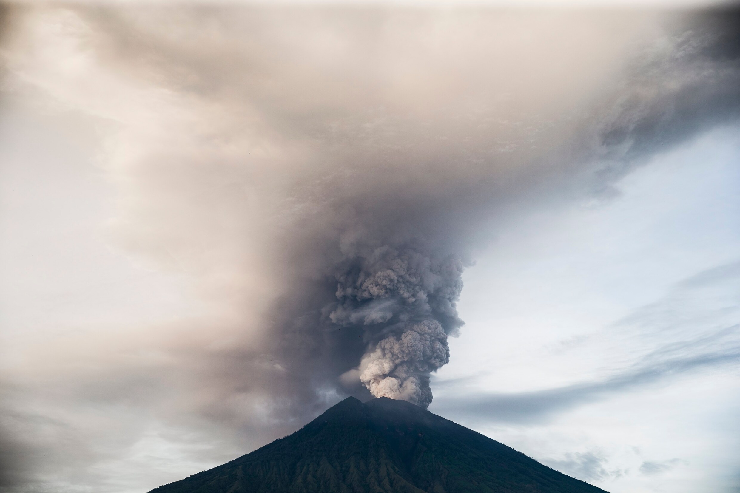 Vliegveld Bali weer open: gevaar van aswolk uit ontwakende vulkaan ...
