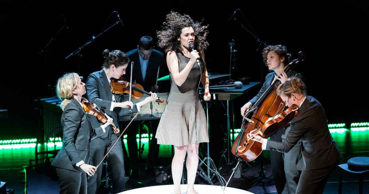 Ode aan de bijzondere stem van Nora Fischer: ze zingt pop loepzuiver en ...